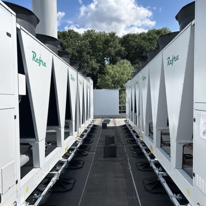 Refrigeration equipment with natural refrigerants